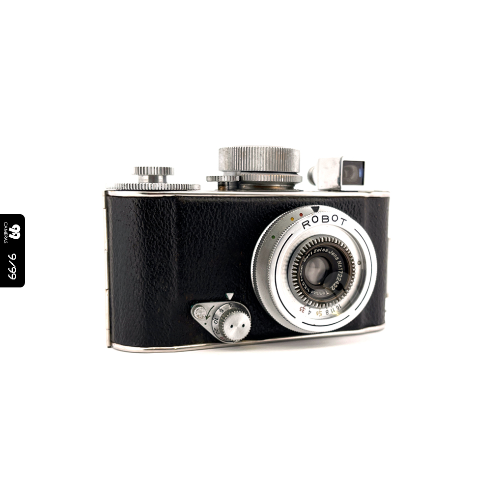 9 Robot Robot 1 First motorized camera - Paris Camera Museum